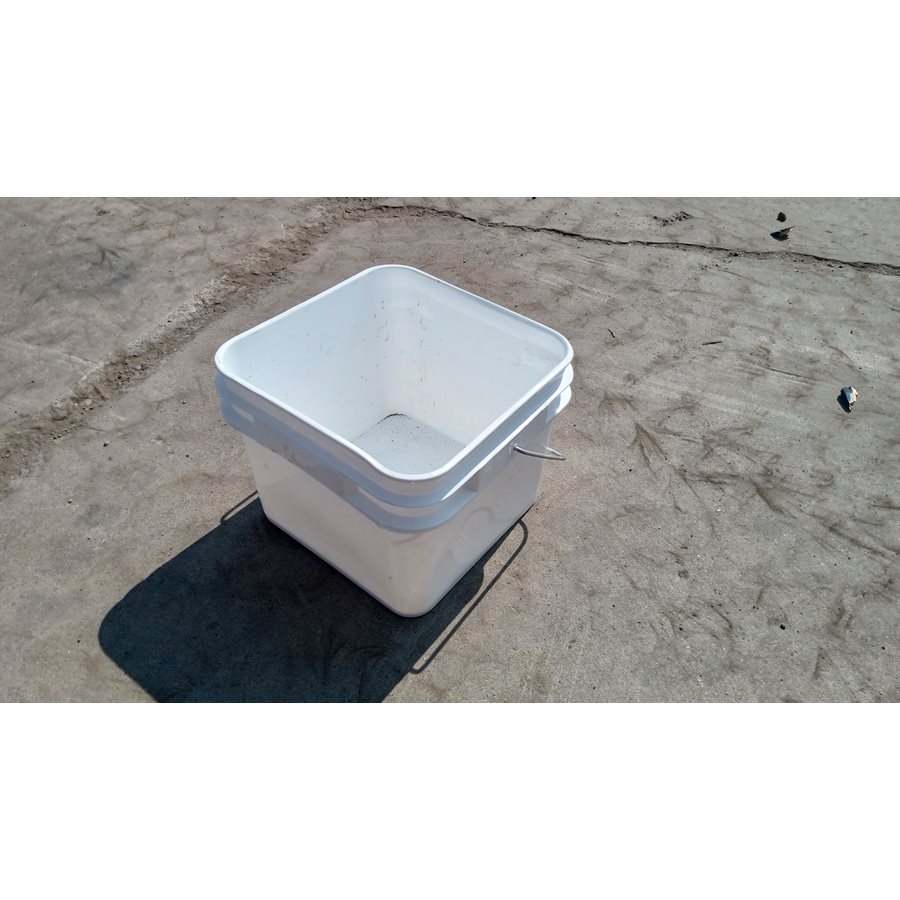 CONTENANT 0009L, PLASTIQUE 9PO X 9PO X 7PO AVEC COUVERCLE